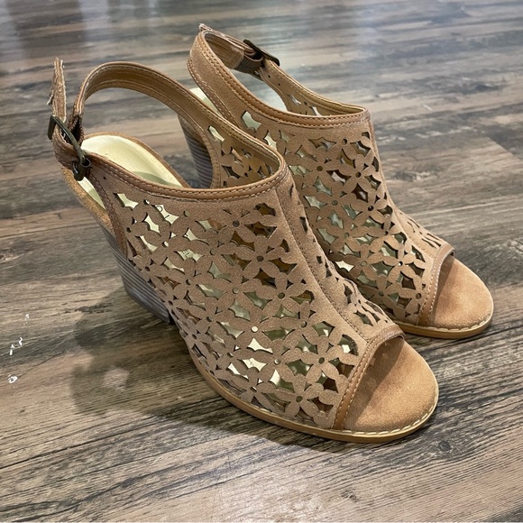 Very Volatile | Shoes | Very Volatile La Leather Tan Peep Toe Laser Cut ...